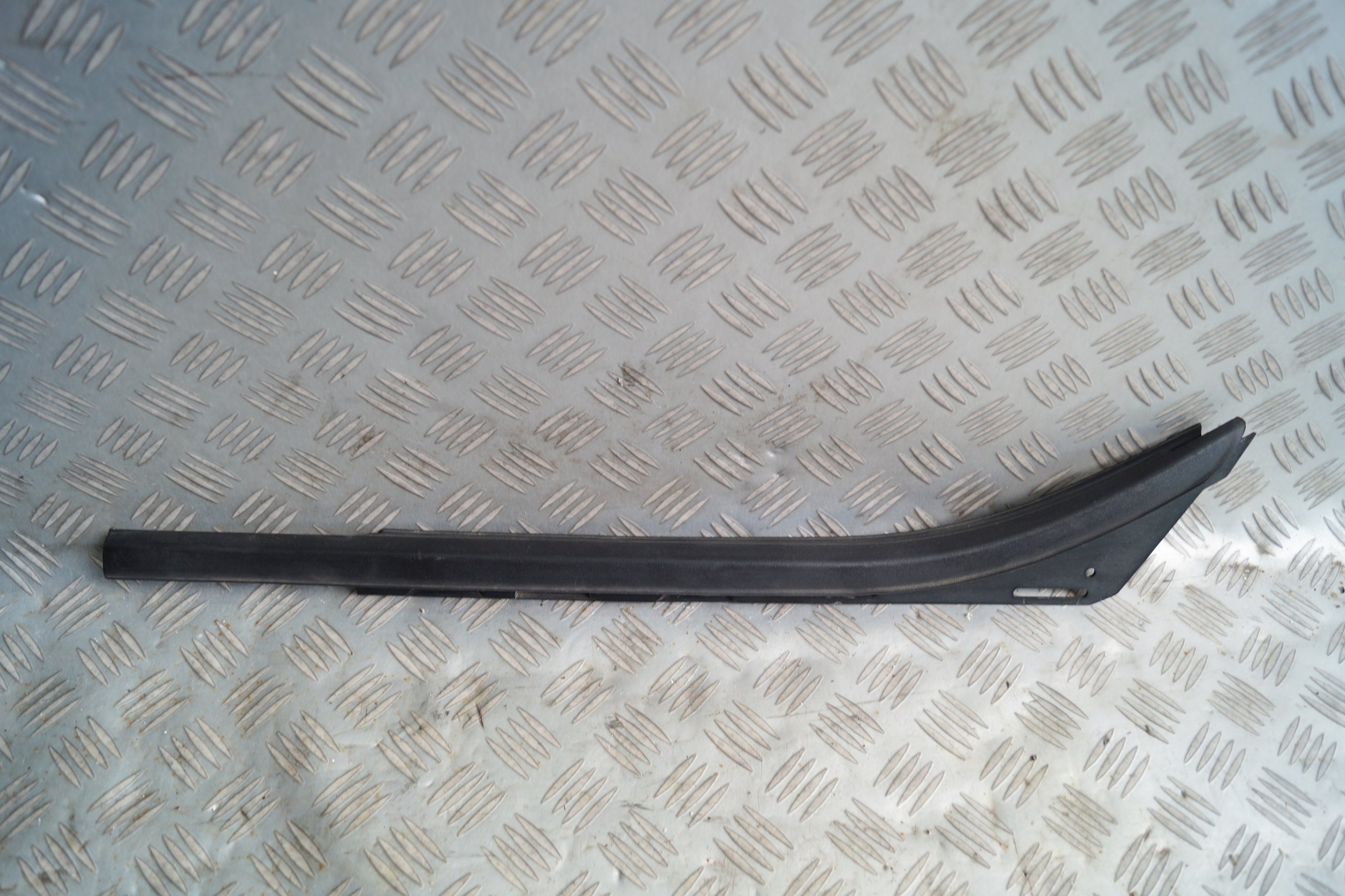 FORD F150 LISTWA DRZWI LEWA TYŁ ZGARNIAJĄCA 016 za 200 zł z Słupsk ...